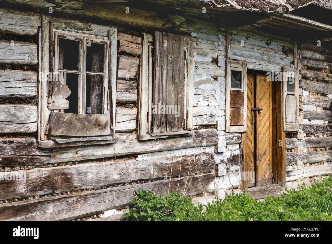 Smashed window house hi-res stock photography and images - Alamy