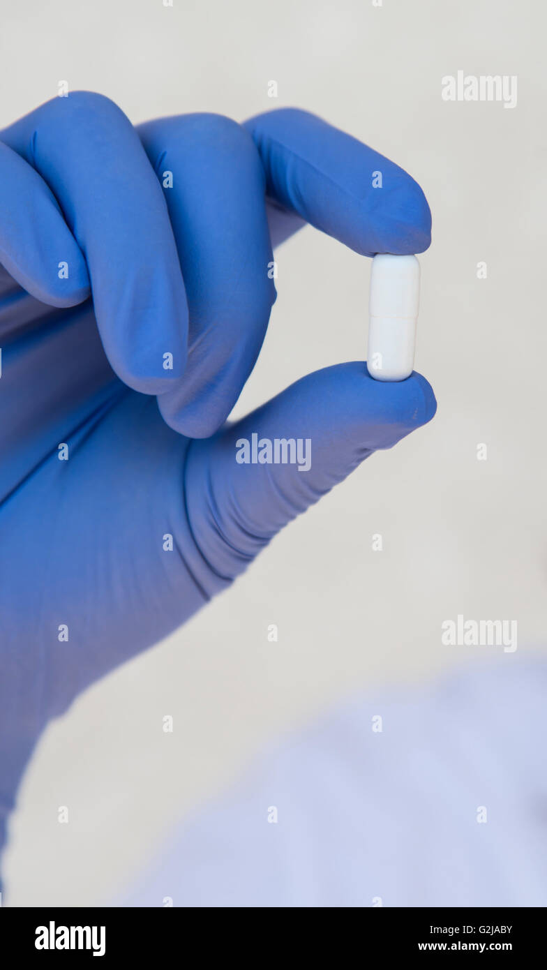 hand holding white pill capsules Stock Photo - Alamy