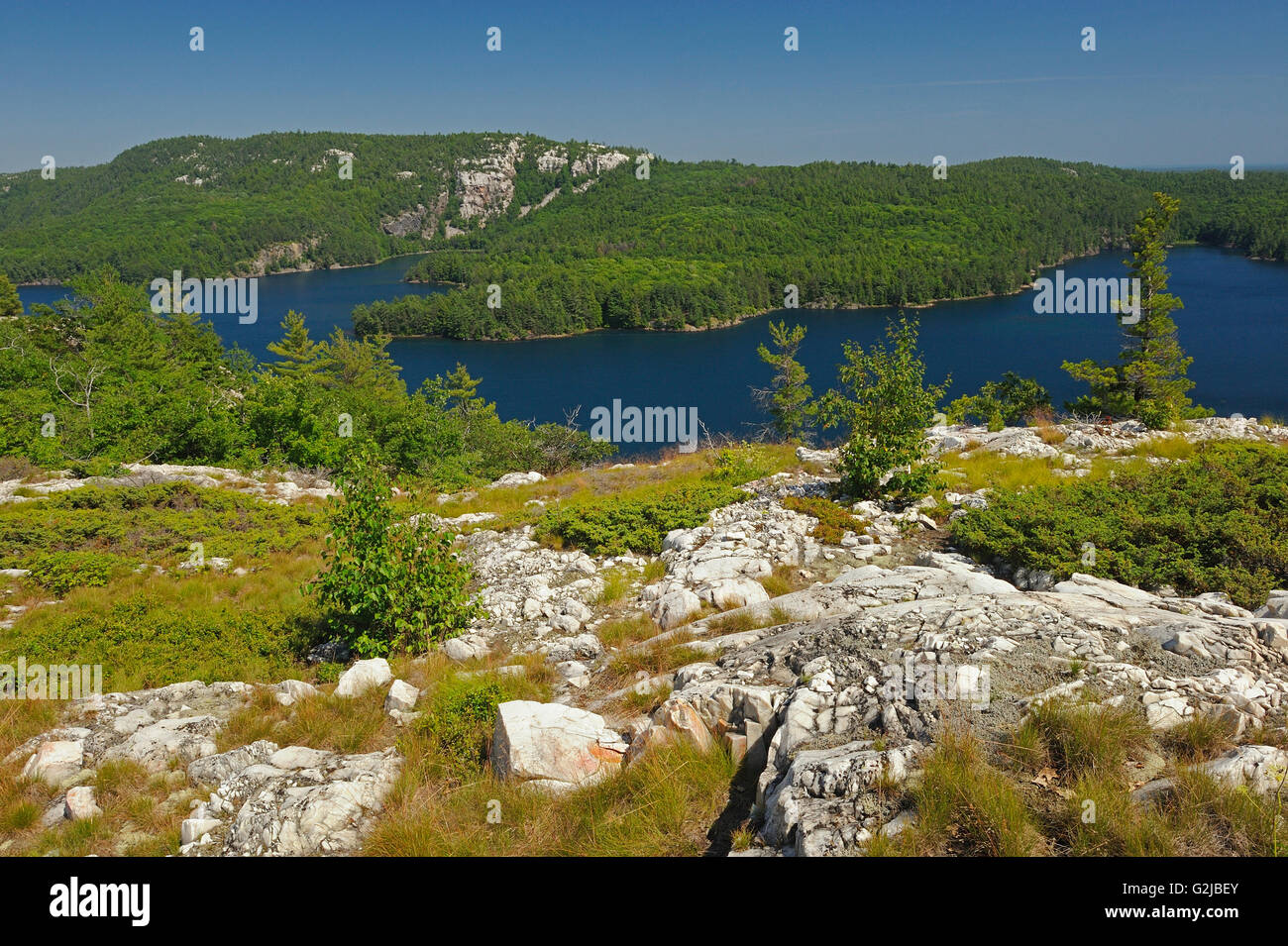 Killarney Lakeand the quartzite rock of the La Cloche Hills, Killarney ...