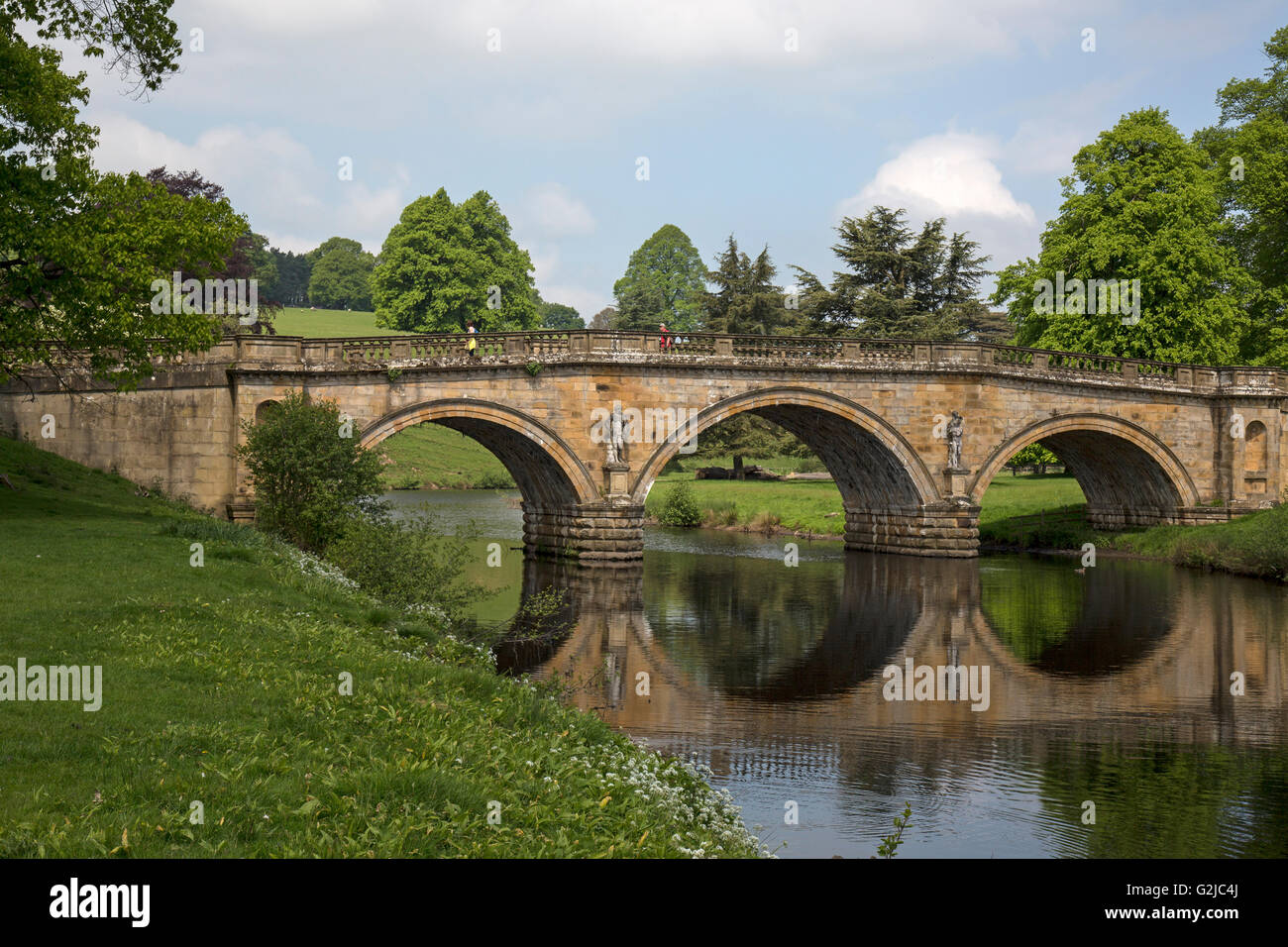 Bridge over the River Derwent at the entrance to Chatsworth House in ...