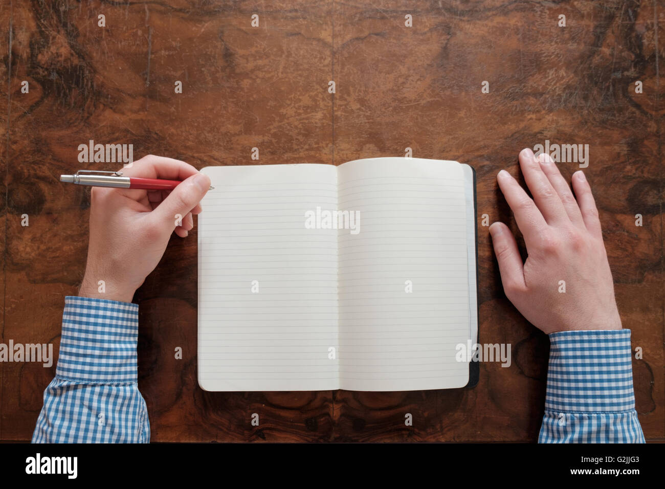 Messy office table hi-res stock photography and images - Alamy