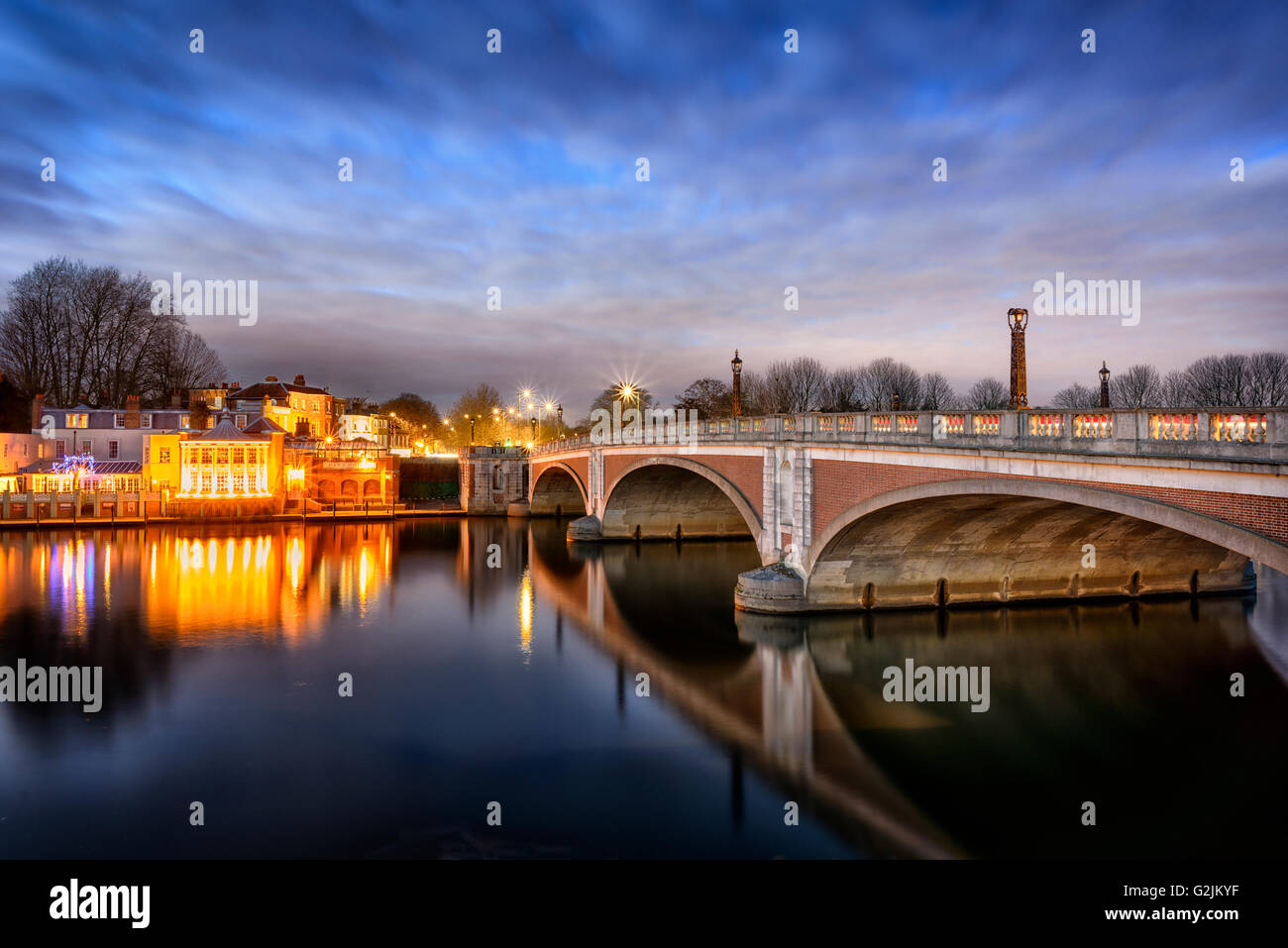 Hampton court bridge hi-res stock photography and images - Alamy