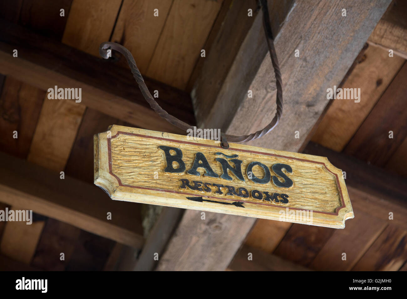 Signage directing in Spanish, to Banos or restrooms Stock Photo - Alamy