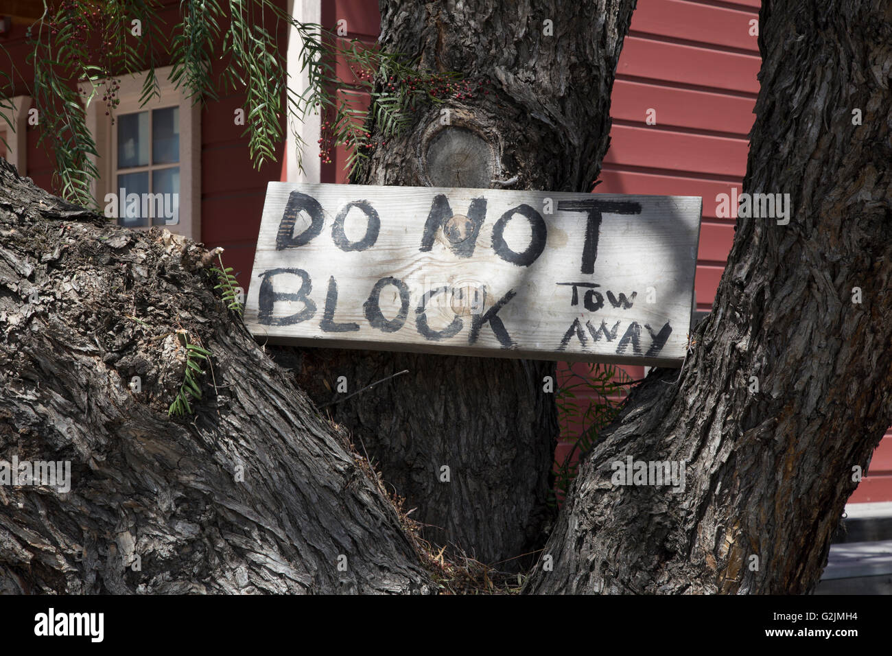 Signage directing, Do Not Block Tow Away Stock Photo - Alamy