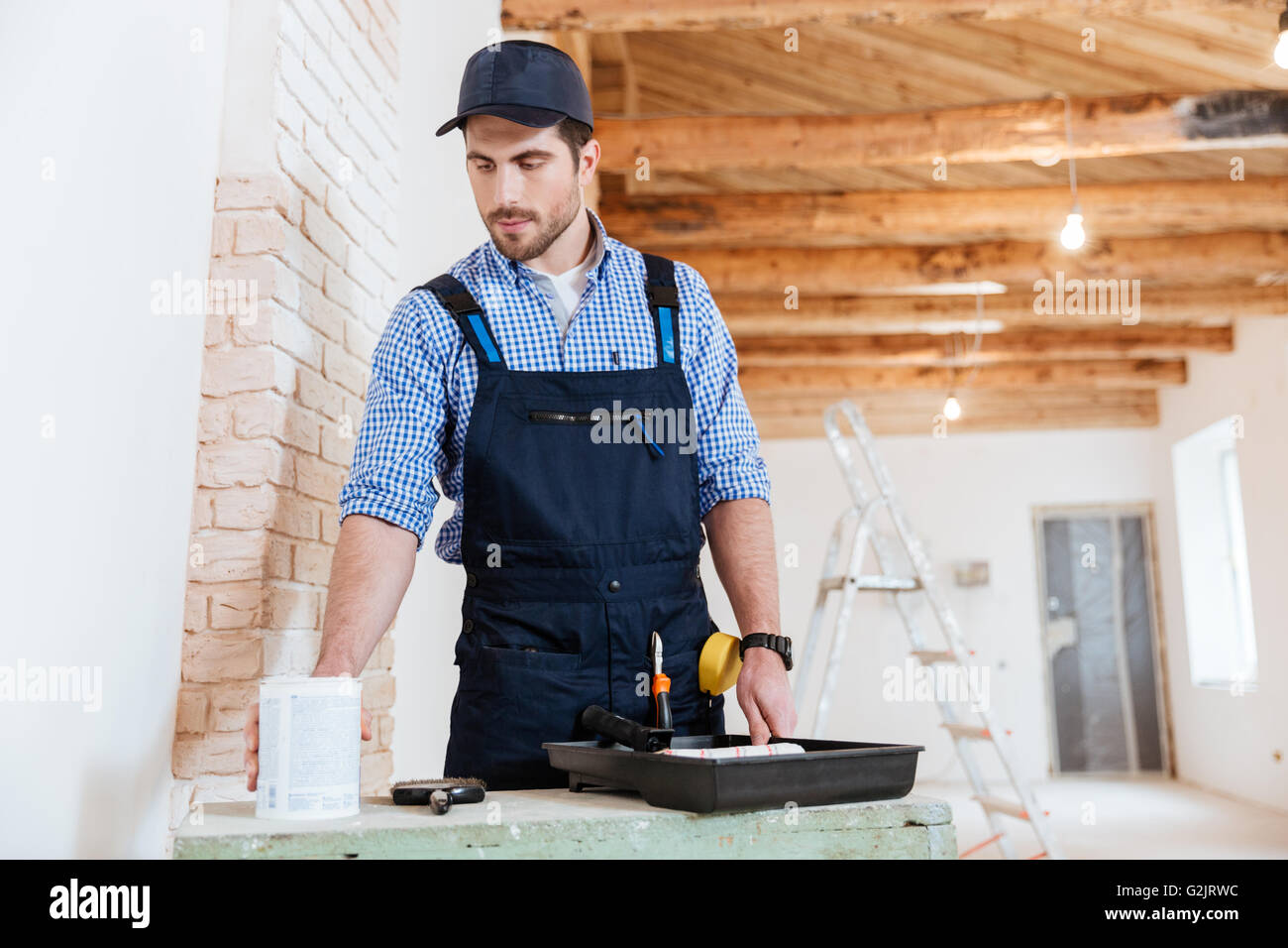 Going indoors hi-res stock photography and images - Alamy