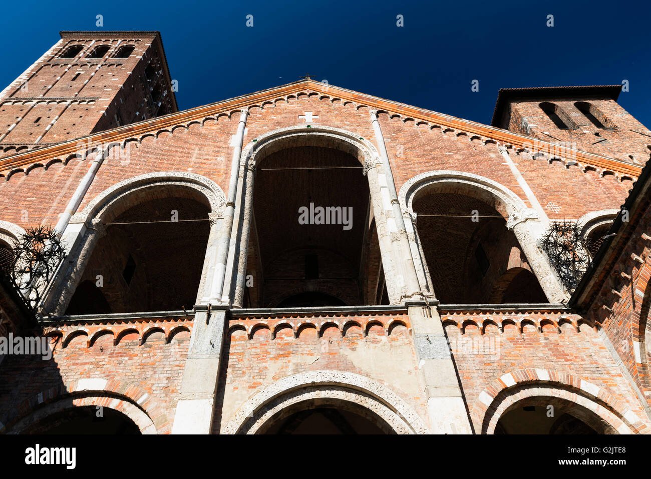 Romanesque style facade hi-res stock photography and images - Alamy