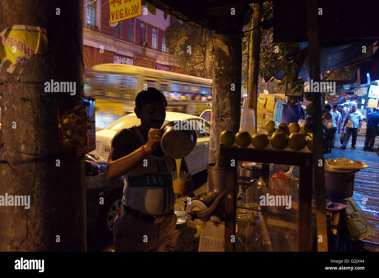 Kolkata's street hawker brewing and selling tea Stock Photo - Alamy