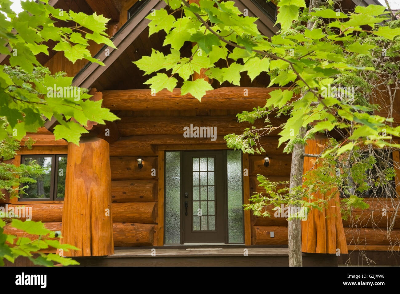 Cedar facade hi-res stock photography and images - Alamy