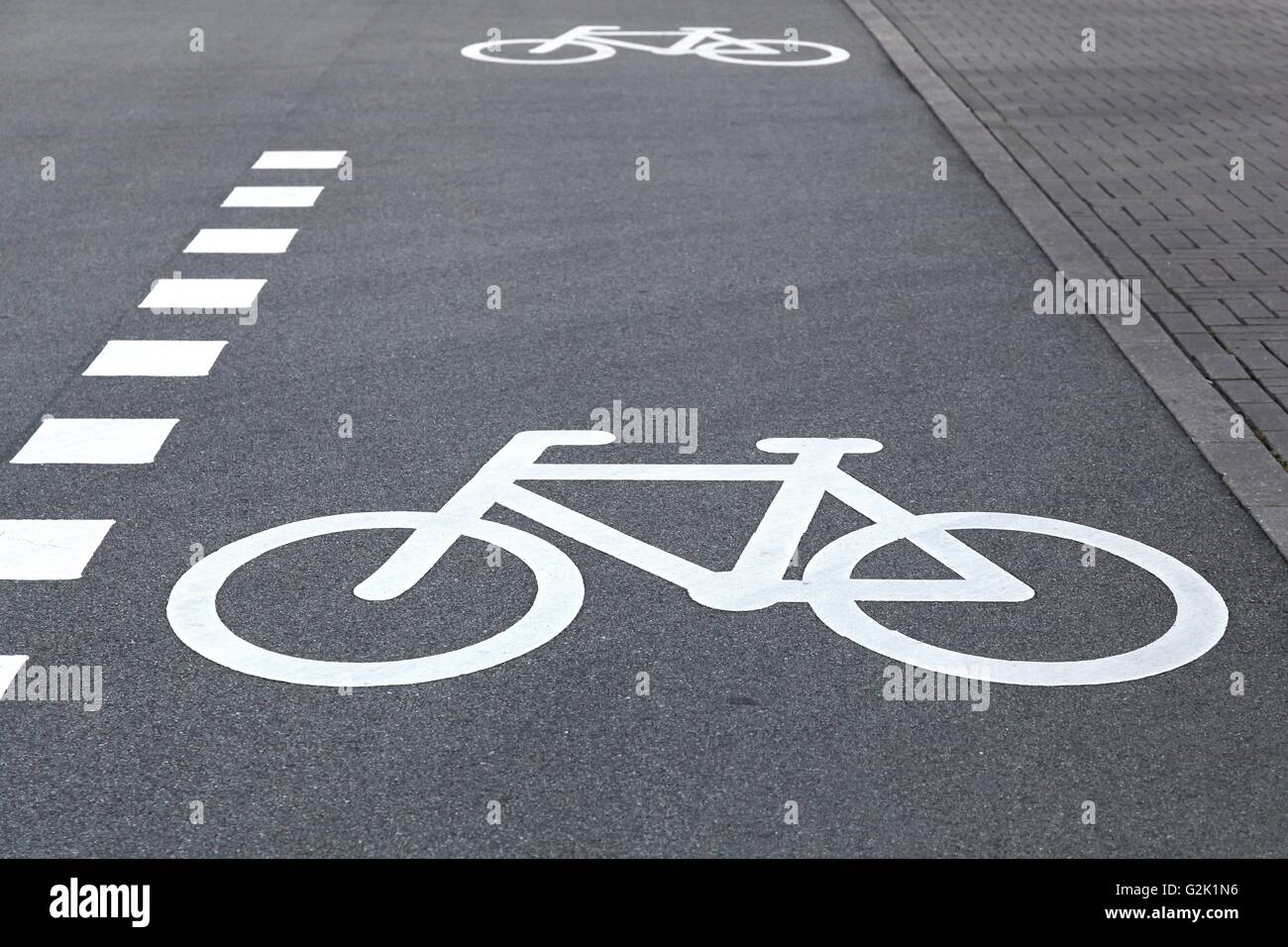 Bicycle lane symbol on road hi-res stock photography and images - Alamy