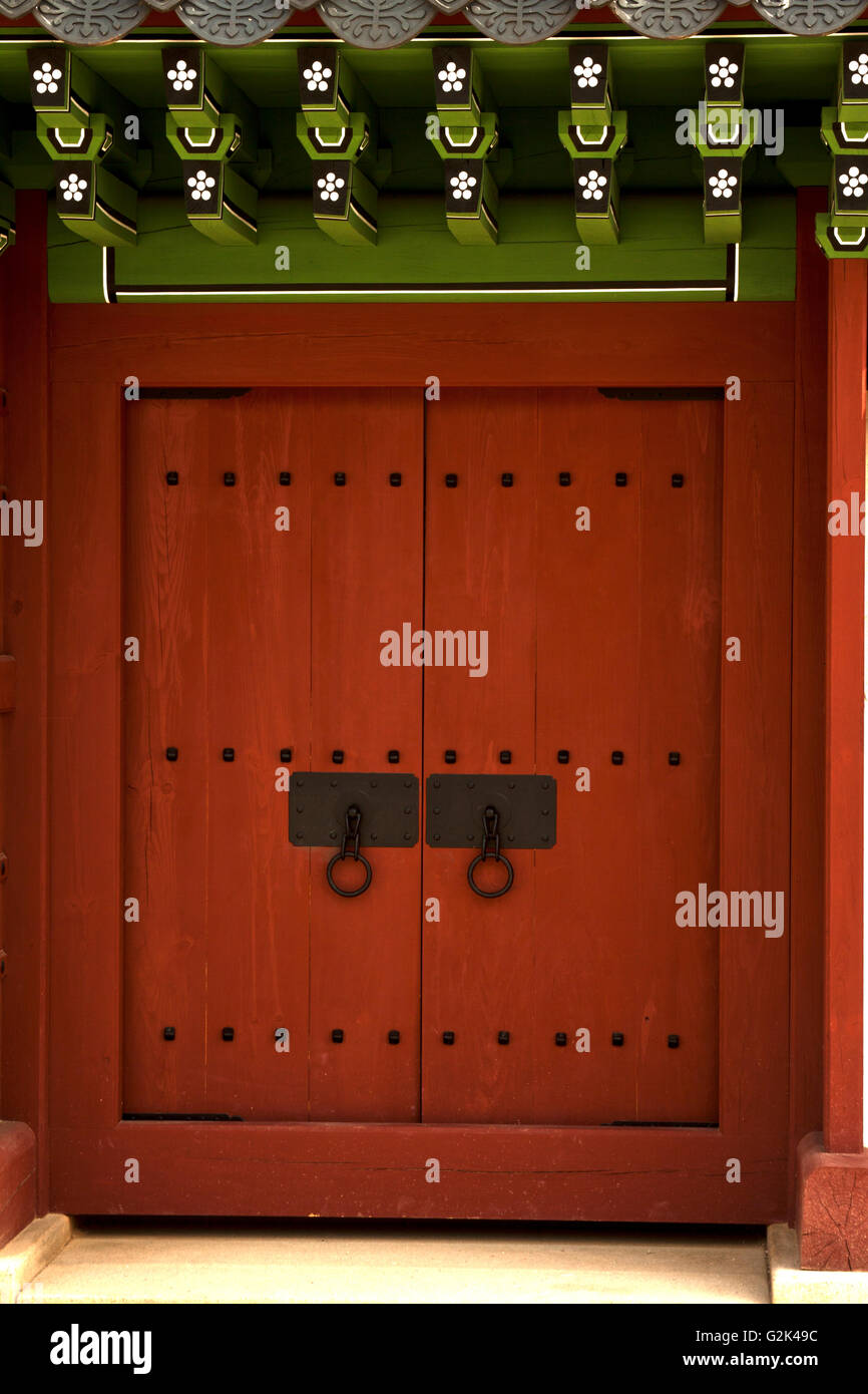 Ancient door Korean style Stock Photo - Alamy