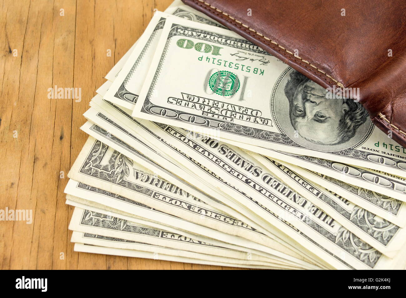Money falling out of purse hi-res stock photography and images - Alamy