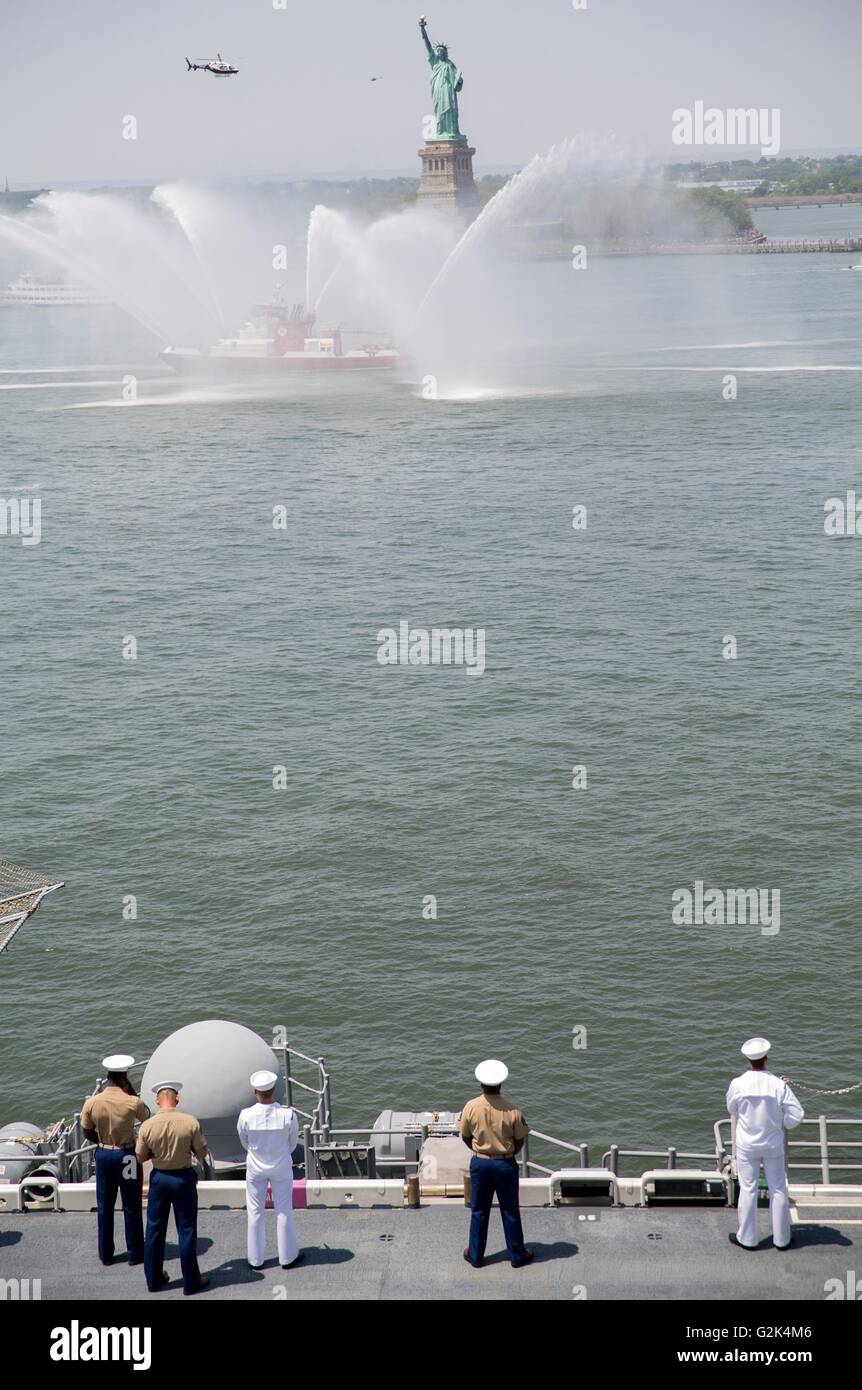 US Marines and Sailors aboard the amphibious assault ship USS Bataan ...