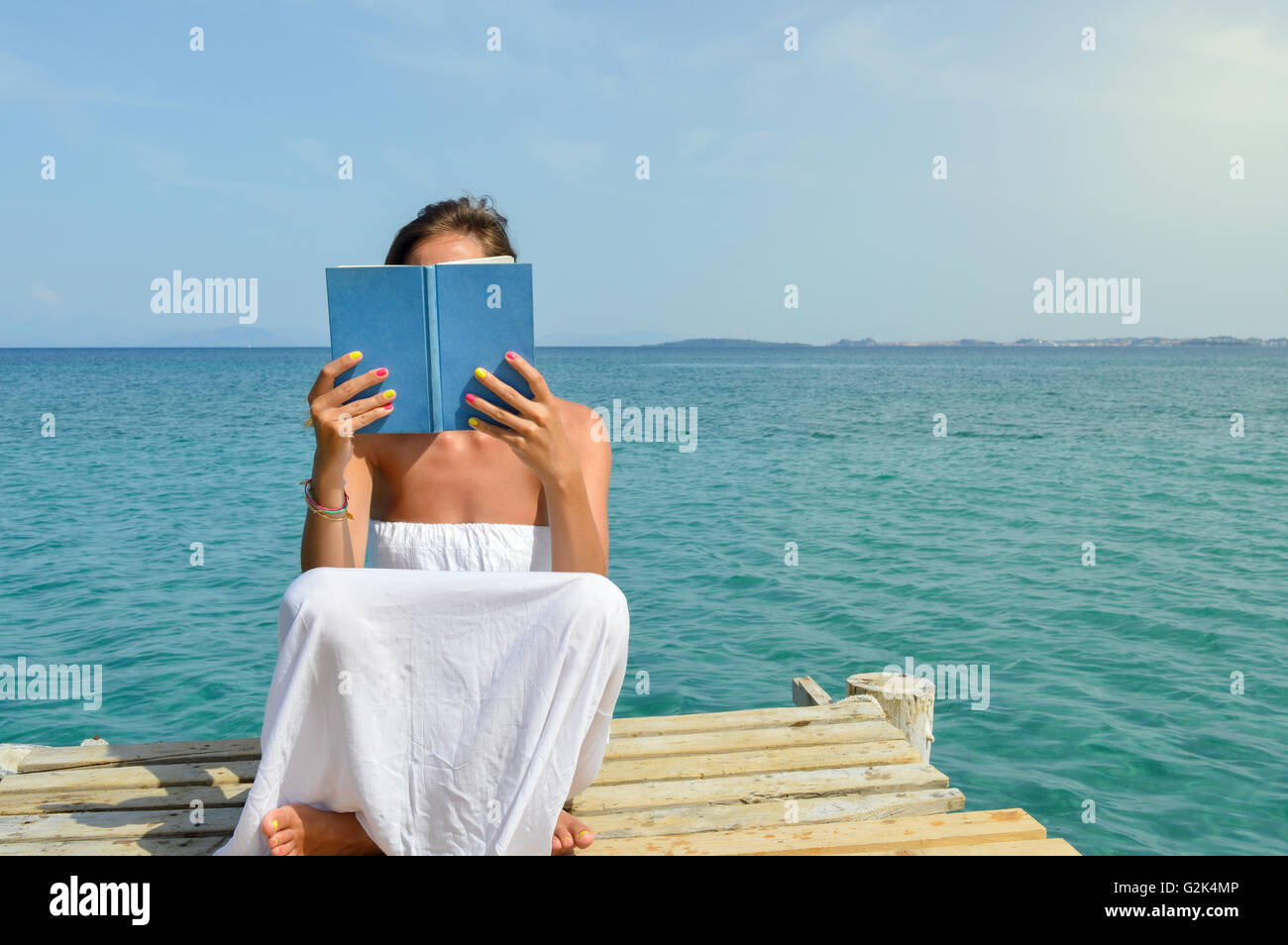 Book and beach hi-res stock photography and images - Alamy