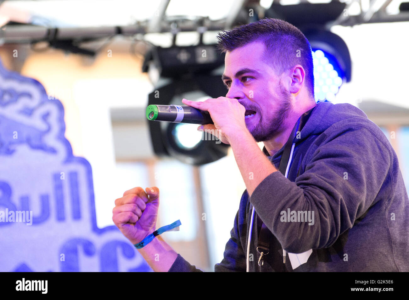 Spanish MC 'Jonko' singsat freestyle battle 'RedBull Batalla de Los ...