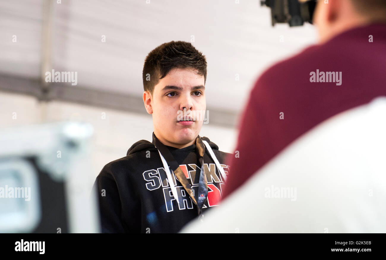 Spanish MC 'Force' at freestyle battle 'RedBull Batalla de Los Gallos ...