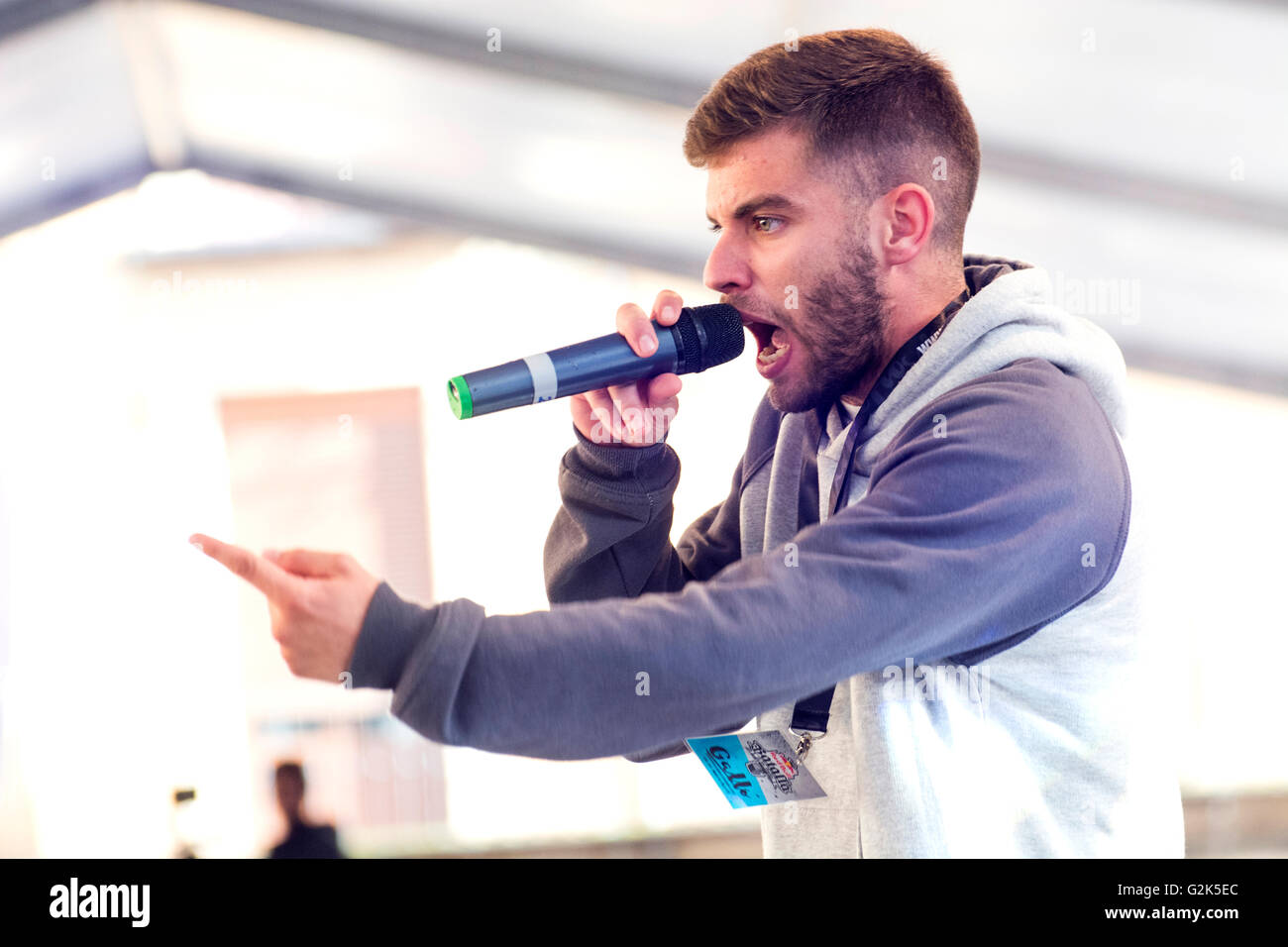 Spanish MC 'Efe-R' sings at freestyle battle 'RedBull Batalla de Los ...