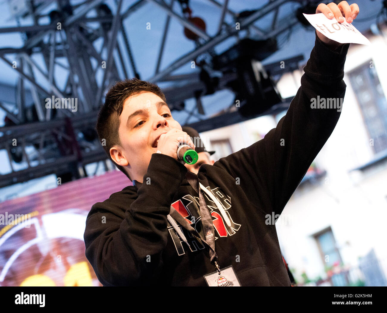 Spanish MC 'Force' sings at freestyle battle 'RedBull Batalla de Los ...