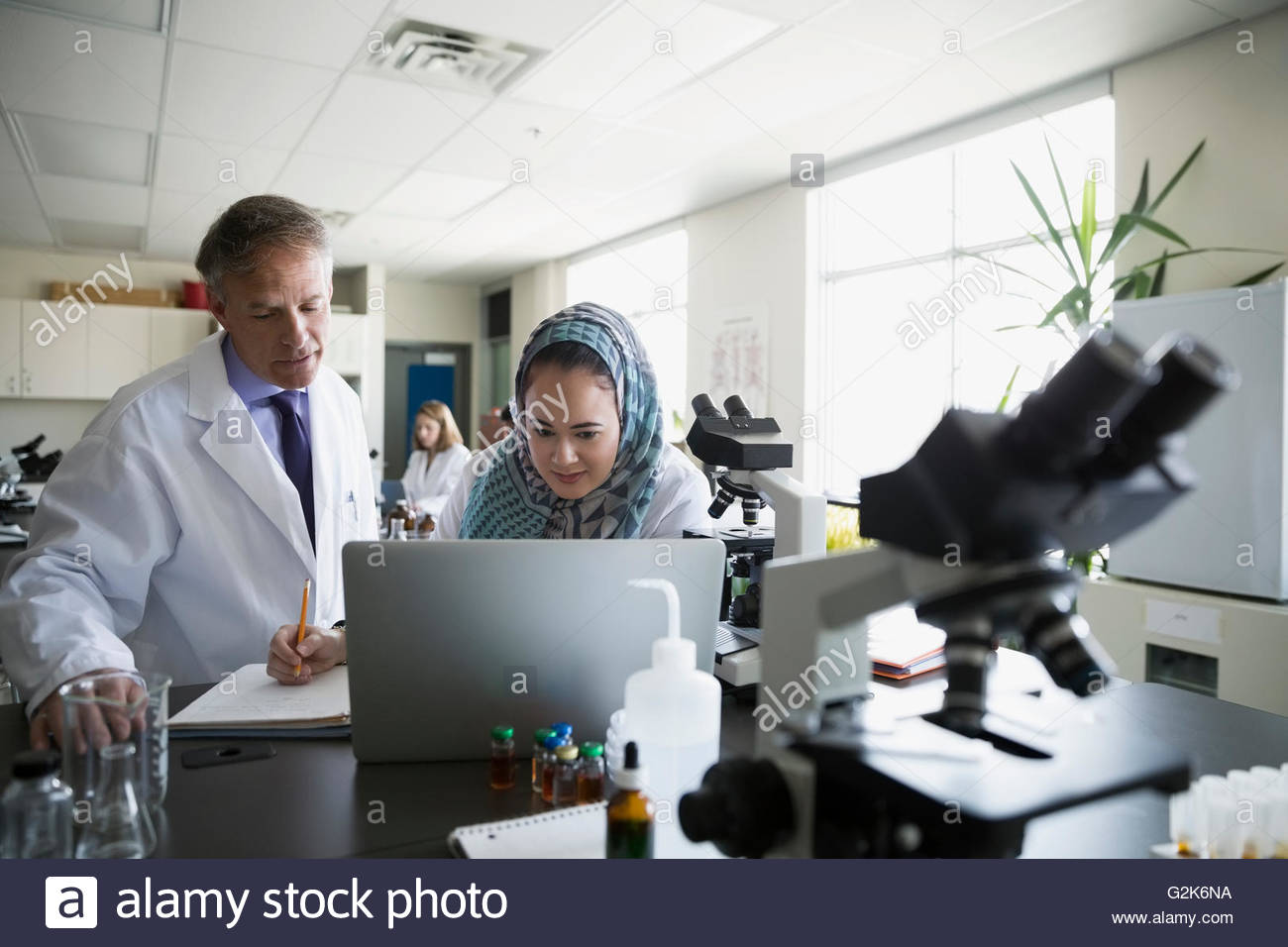 Student and professor writing notes hi-res stock photography and images ...