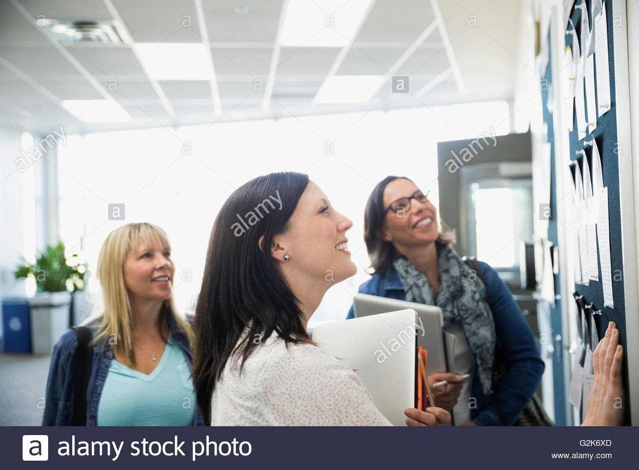 Students looking notice board hi-res stock photography and images - Alamy