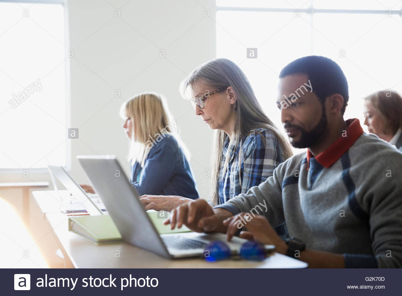 Laptops in classroom hi-res stock photography and images - Alamy