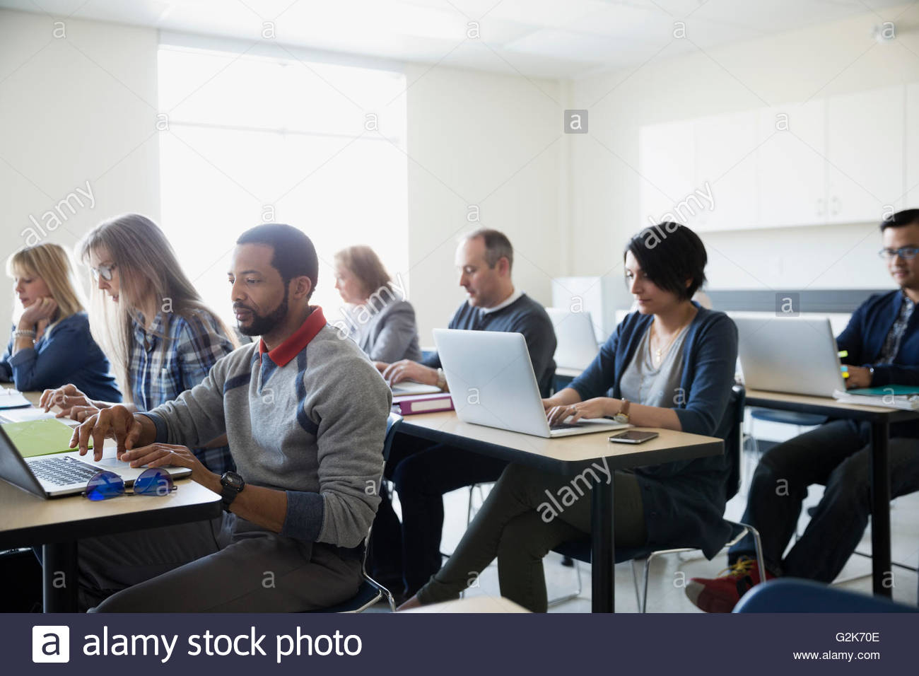 Middle school classroom laptops hi-res stock photography and images - Alamy
