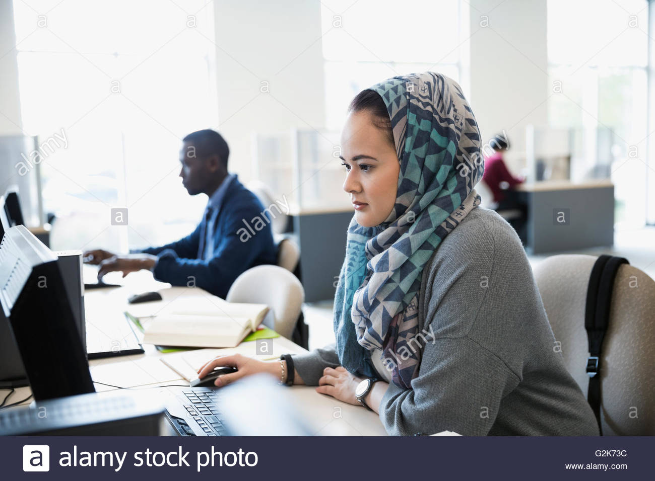 Hijab student hi-res stock photography and images - Alamy