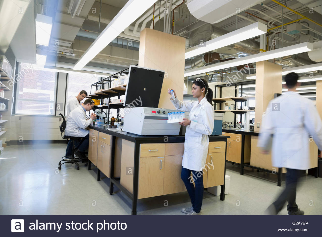 Chemistry experiment scientists in laboratory hi-res stock photography ...