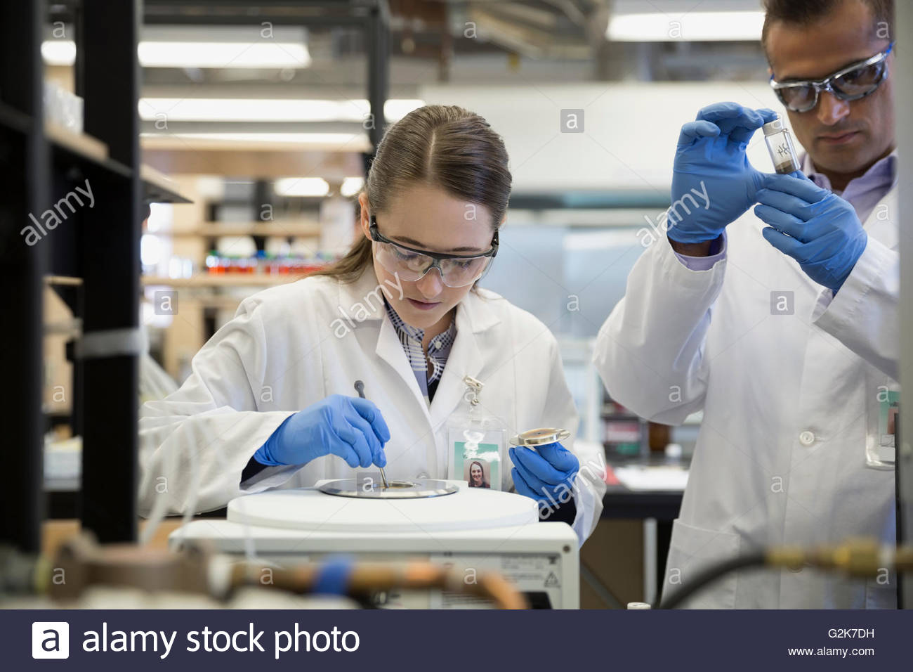 Middle eastern scientist lab group hi-res stock photography and images ...