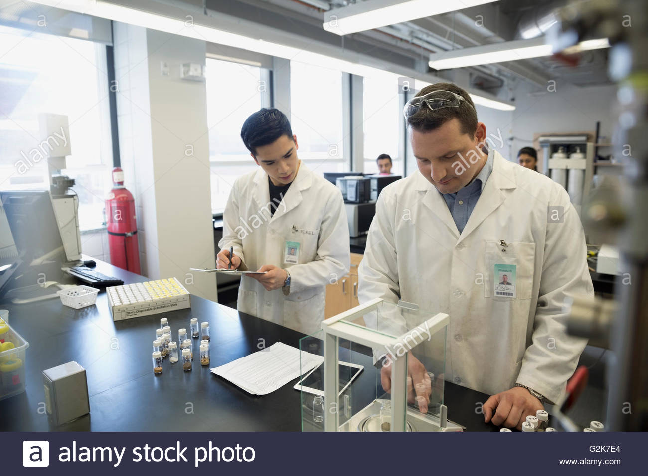 Student lab scale hi-res stock photography and images - Alamy