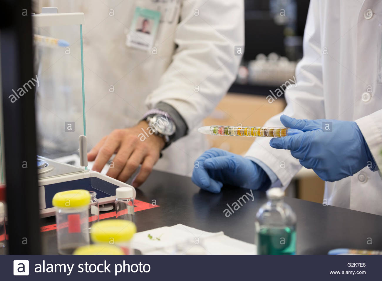 Experiment lab asian measuring hi-res stock photography and images - Alamy
