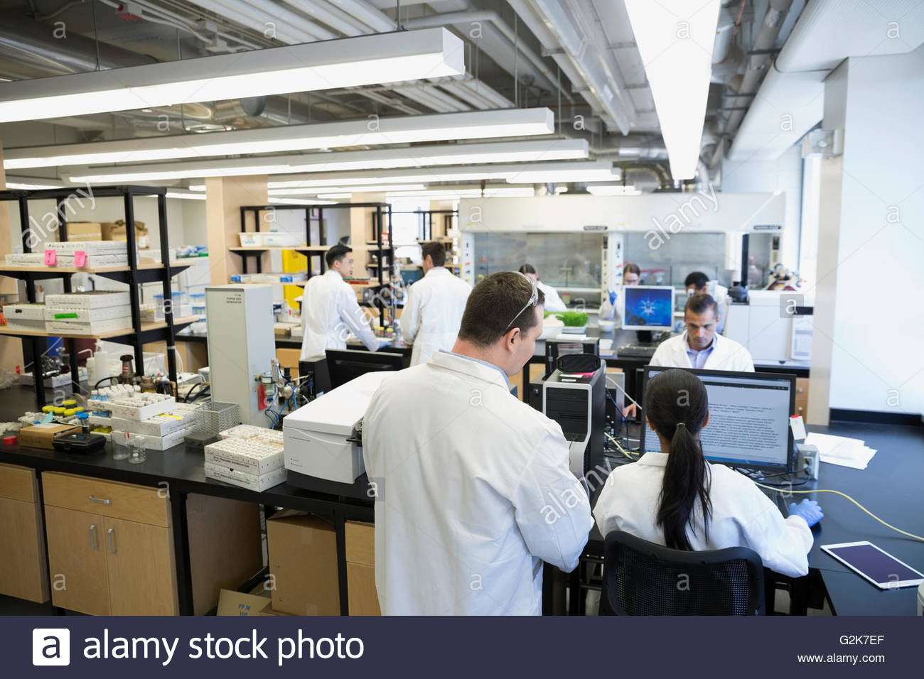 Middle eastern scientist lab group hi-res stock photography and images ...