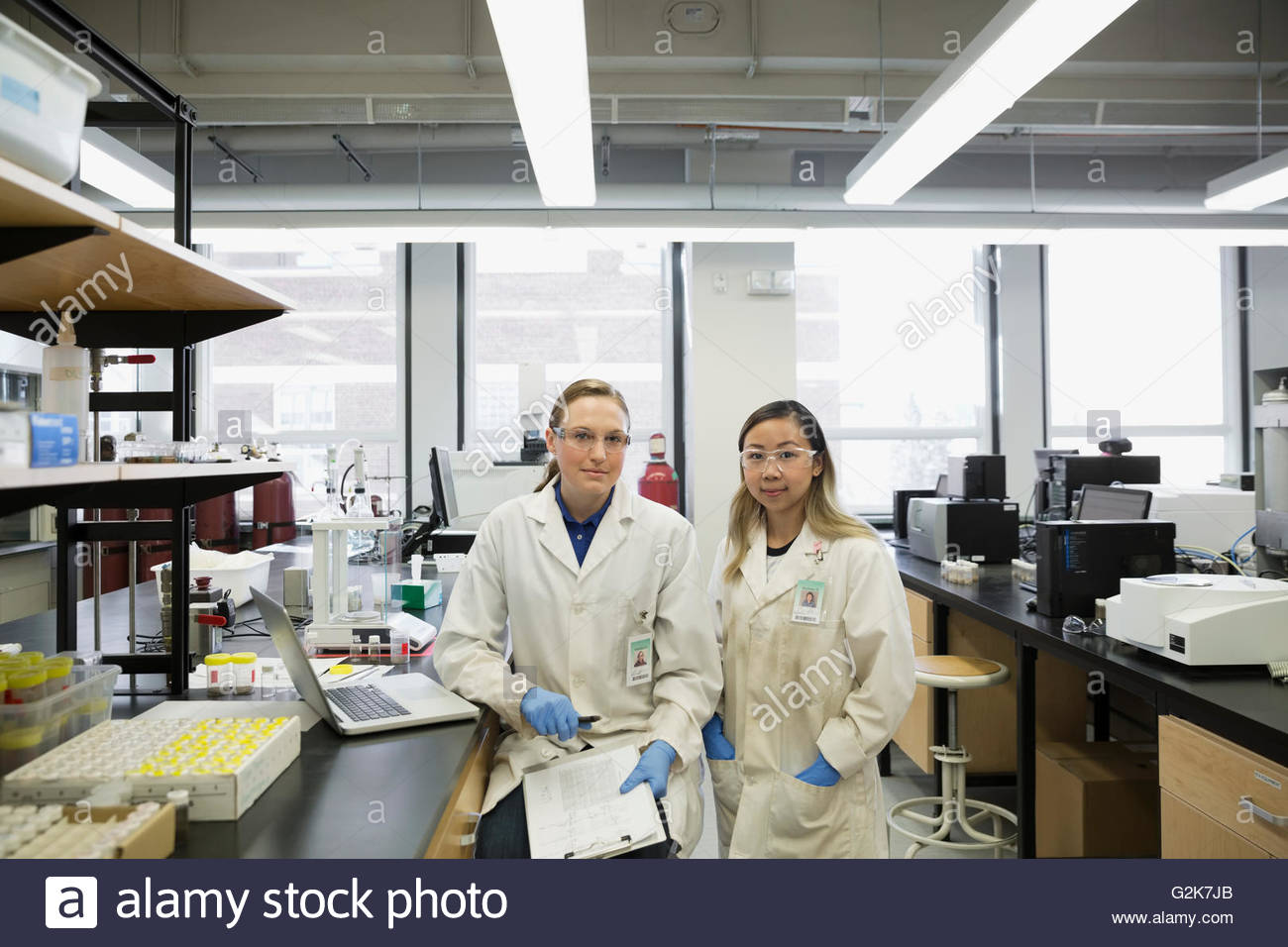 Chemistry experiment scientists in laboratory hi-res stock photography ...