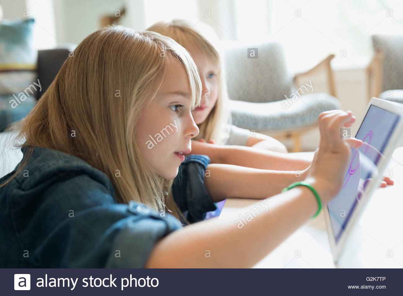 Two sisters drawing hi-res stock photography and images - Alamy