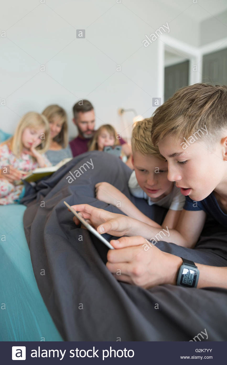 11 12 child reading tablet hi-res stock photography and images - Alamy
