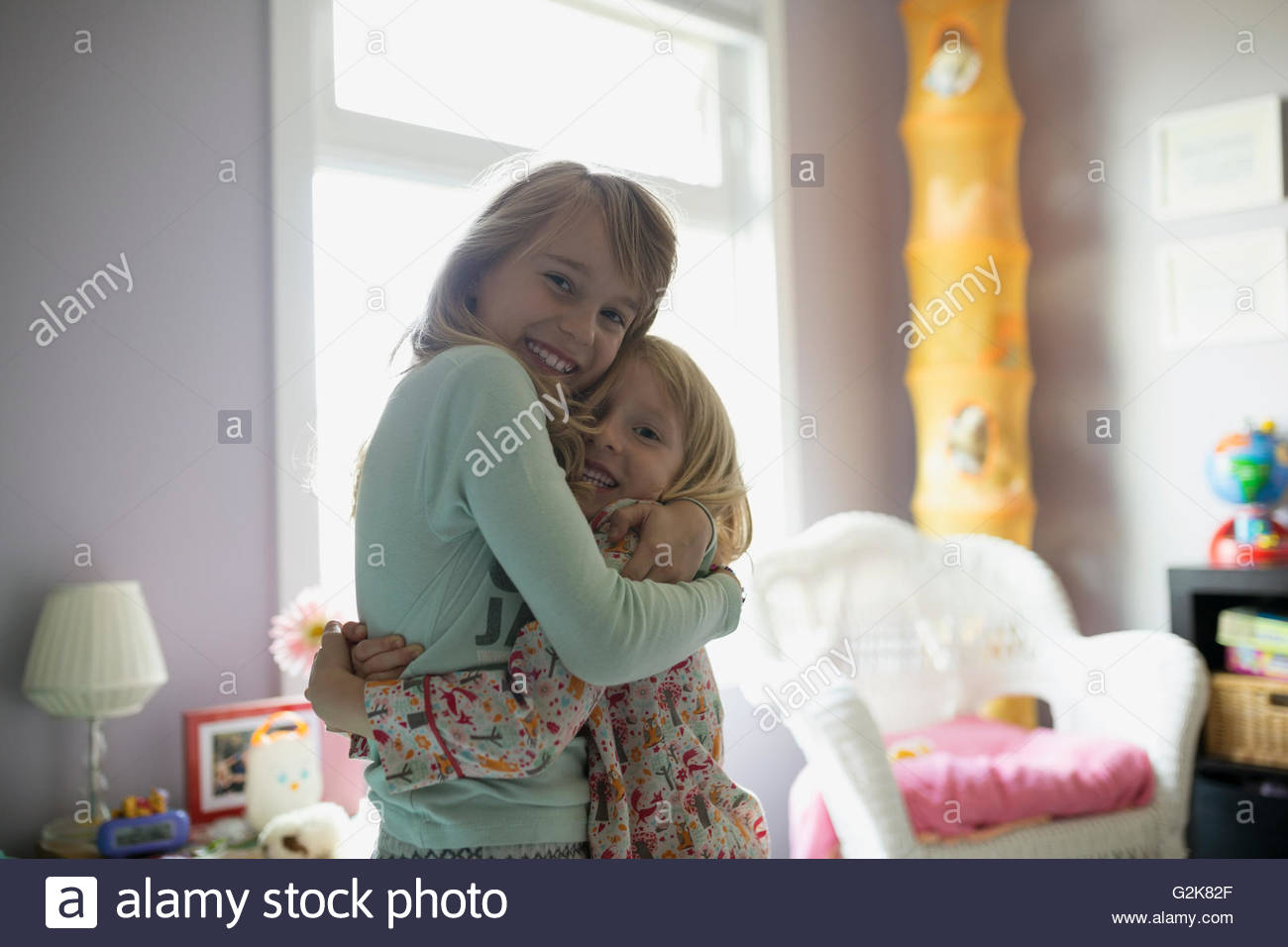 Sisters hugging hi-res stock photography and images - Alamy
