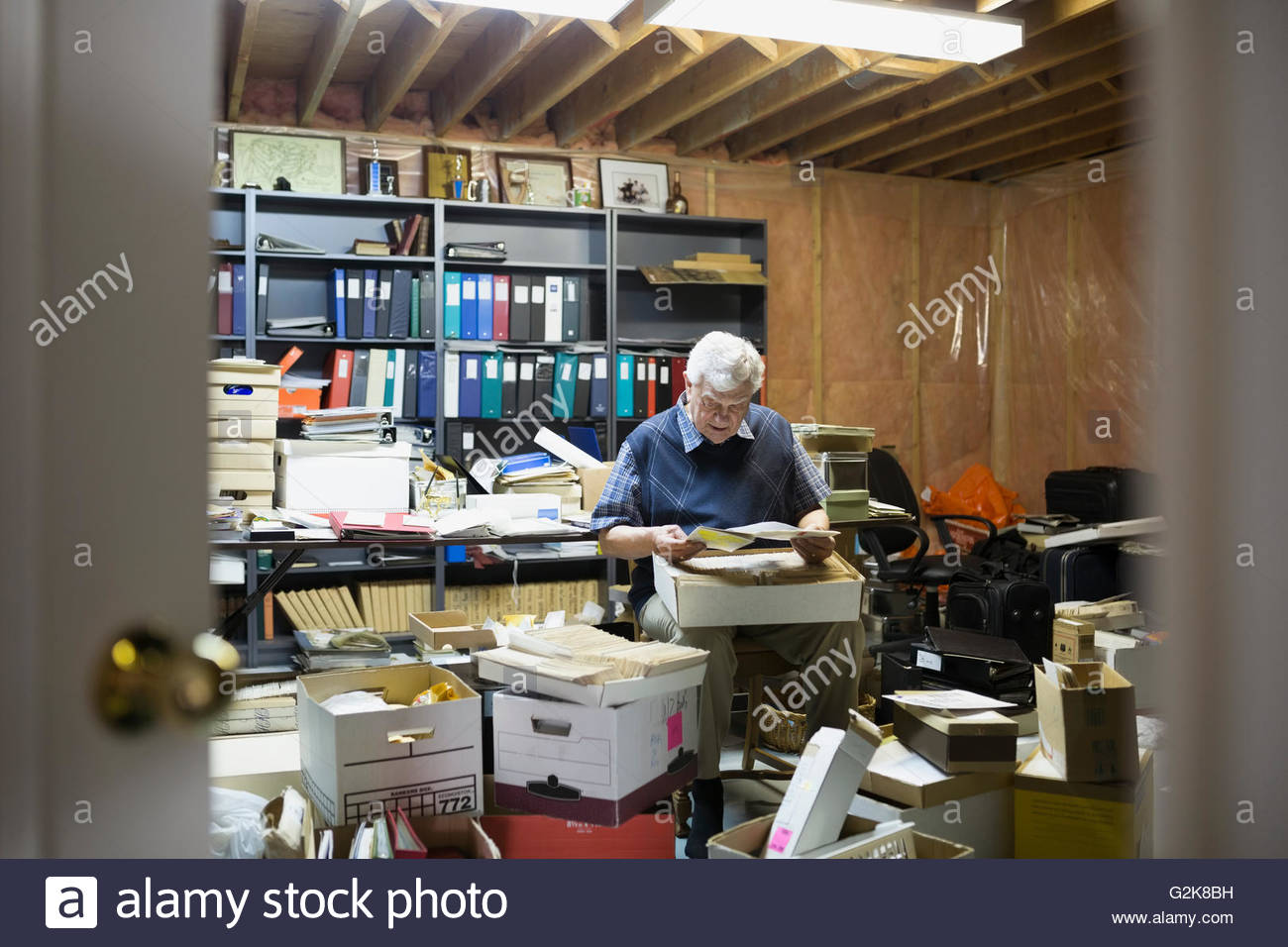 Senior man reading letter hi-res stock photography and images - Alamy