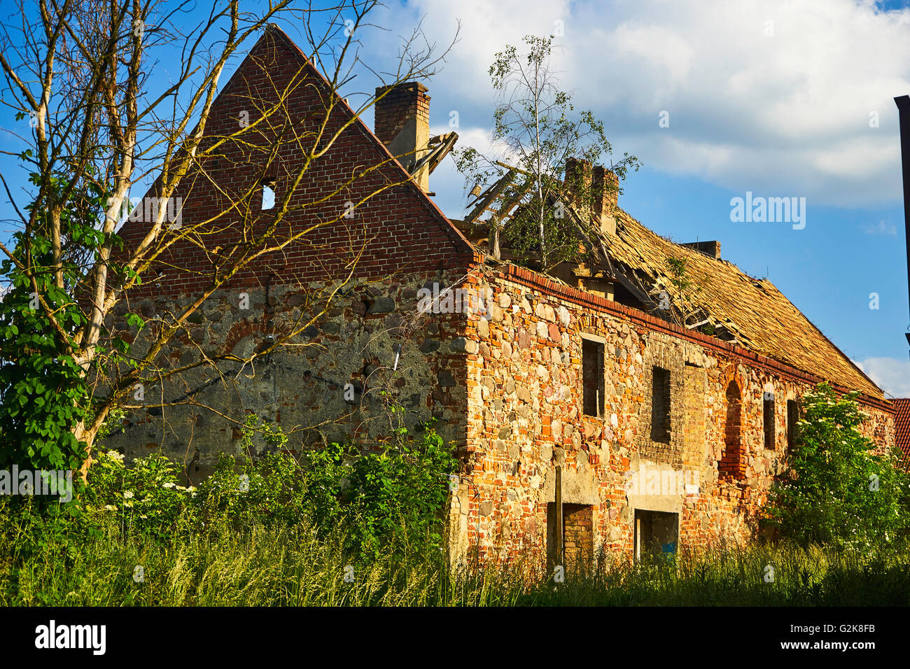 Ruin of an old farm house Stock Photo - Alamy