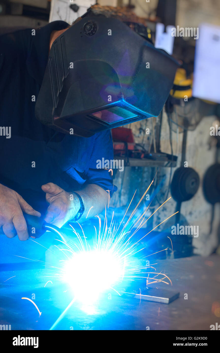 welder working with metal in a heawy industry workshop Stock Photo - Alamy