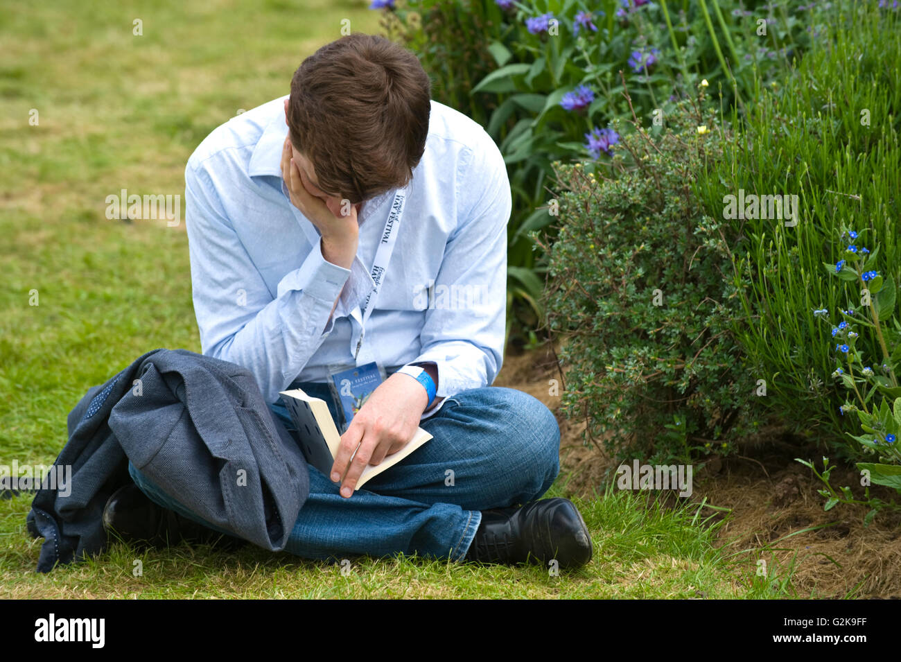 2016 man reading book lawn grass uk hi-res stock photography and images ...