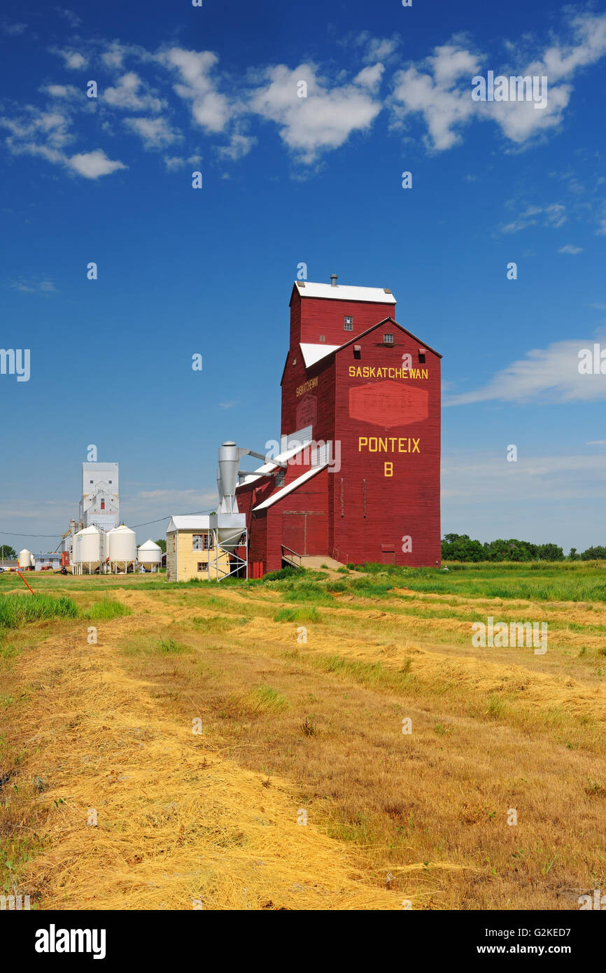 Western canadian grain elevators hi-res stock photography and images ...