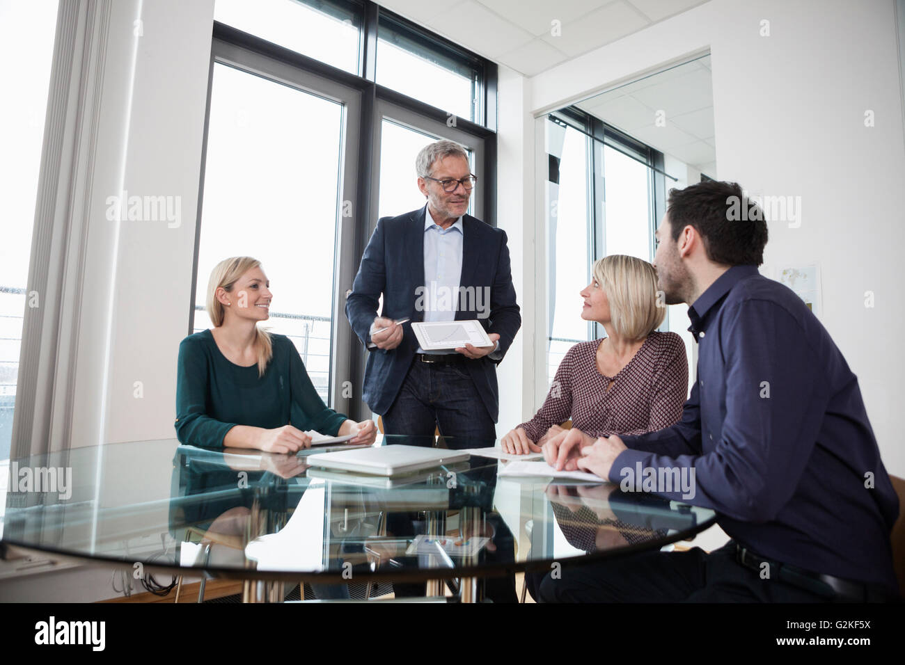 Business people team connection hi-res stock photography and images - Alamy