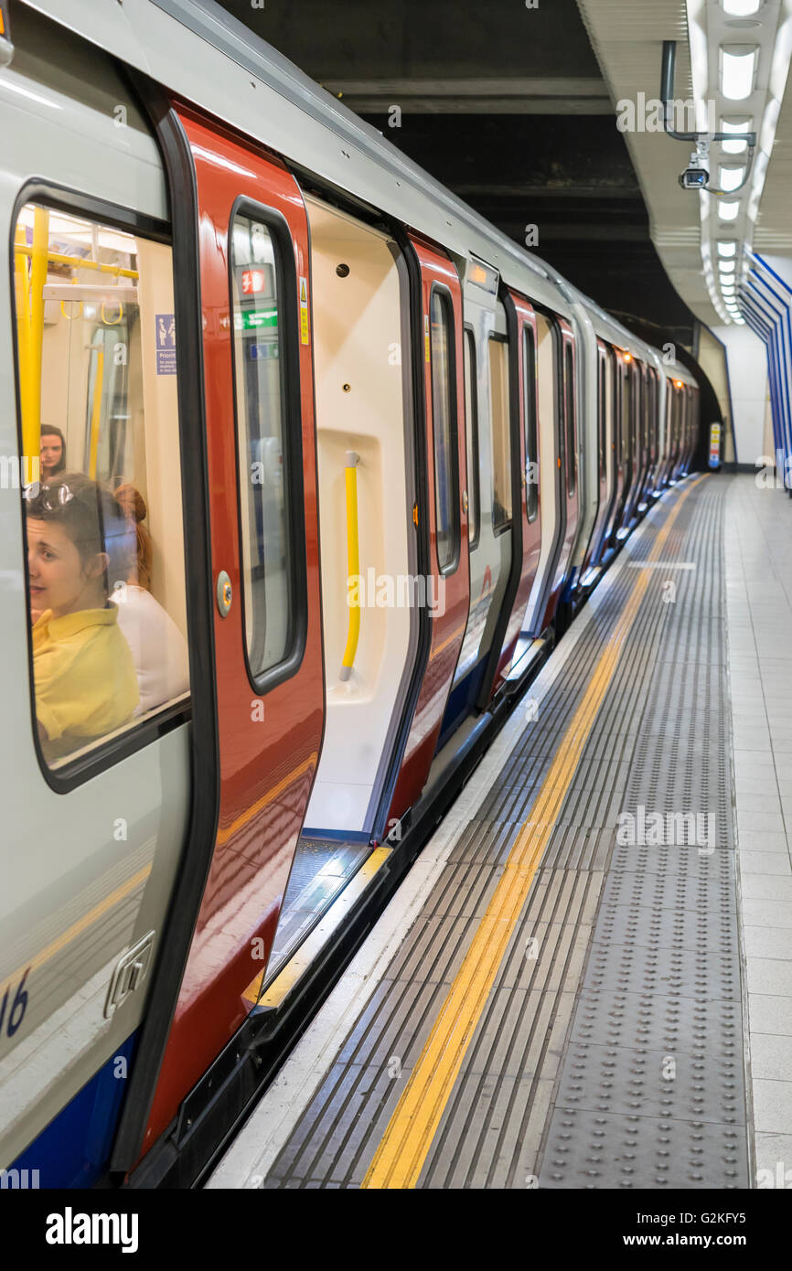 London underground platform doors hi-res stock photography and images ...