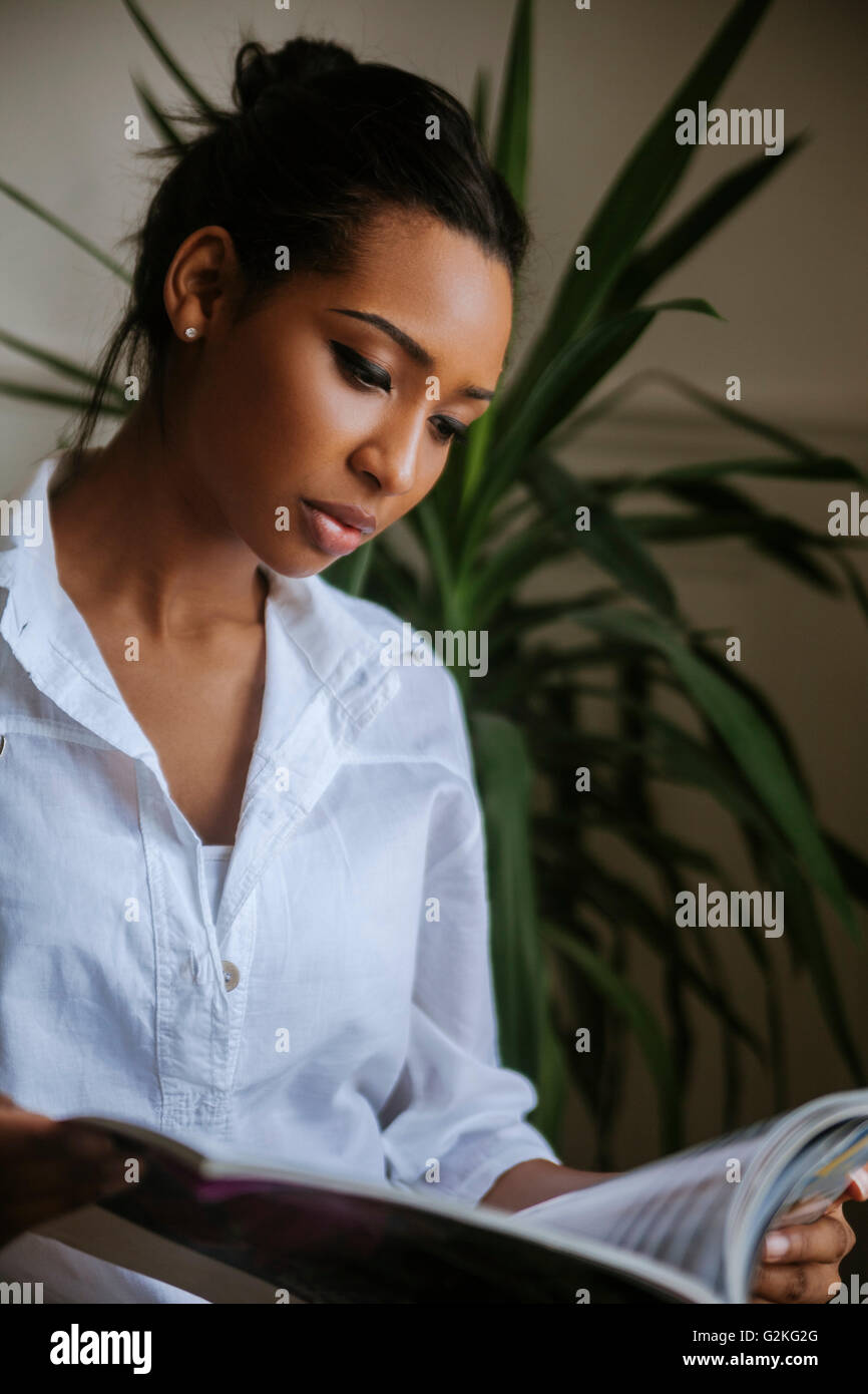 France magazine reading hi-res stock photography and images - Alamy