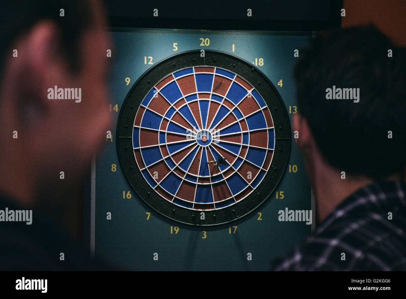 Zwo men playing darts Stock Photo - Alamy