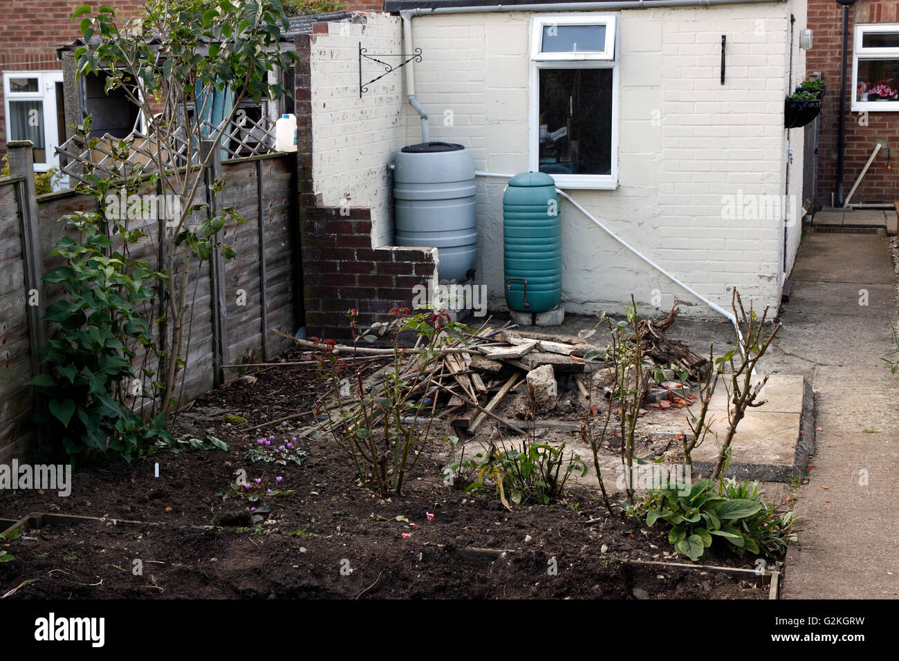 UNTIDY RURAL BACK GARDEN. UK Stock Photo - Alamy