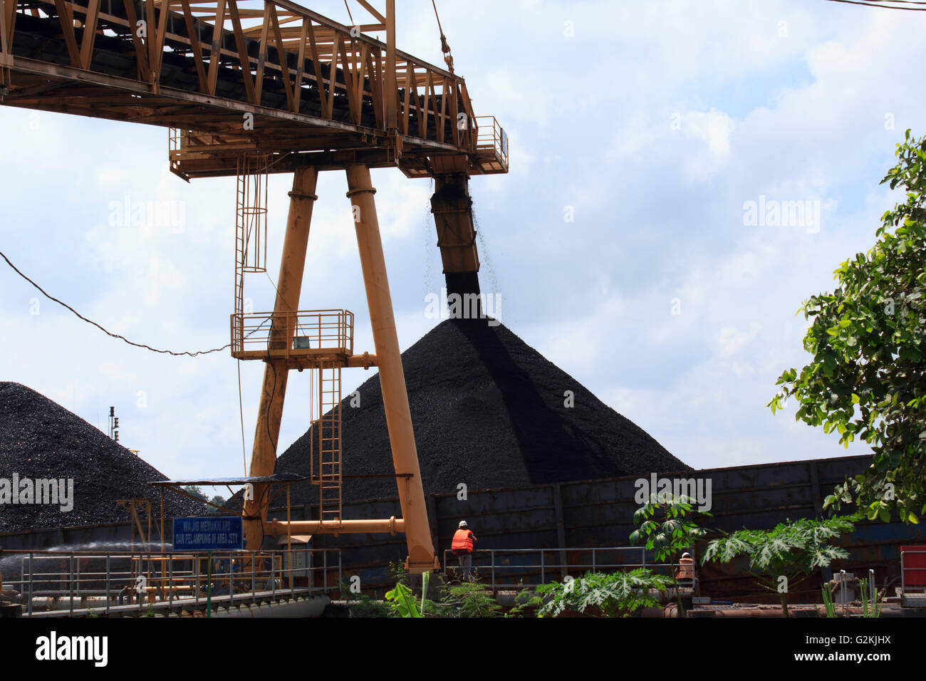 See conveyor filling barge from behind of jetty Stock Photo - Alamy