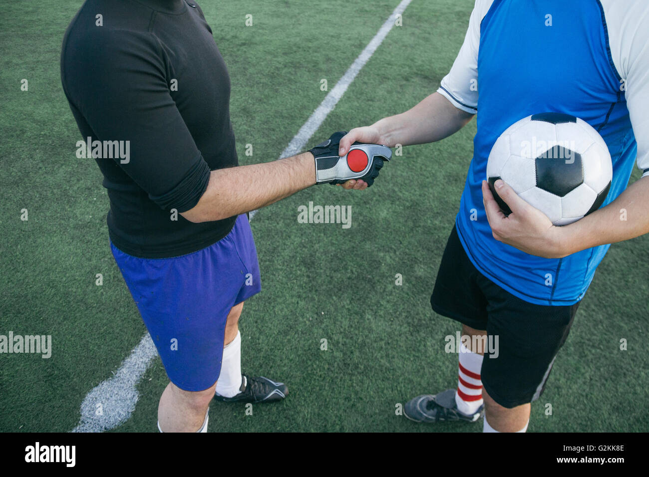 Football players shaking hands hi-res stock photography and images - Alamy