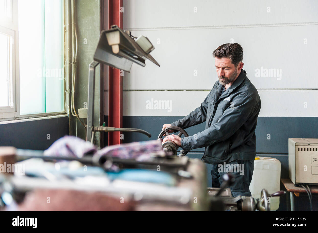 Man working on lathe, machinist Stock Photo - Alamy