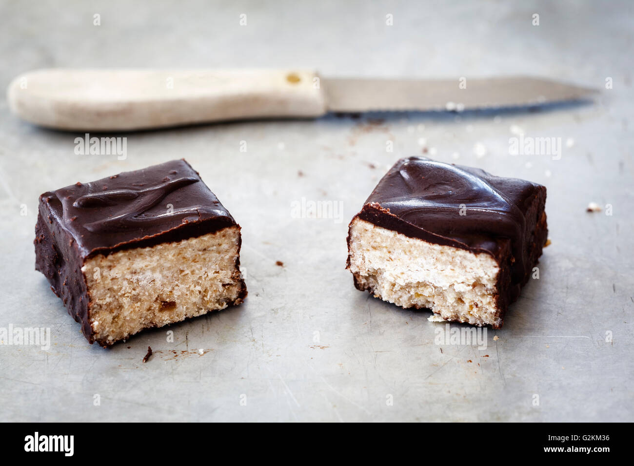 Pieces of homemade chocolate bar, knife Stock Photo - Alamy