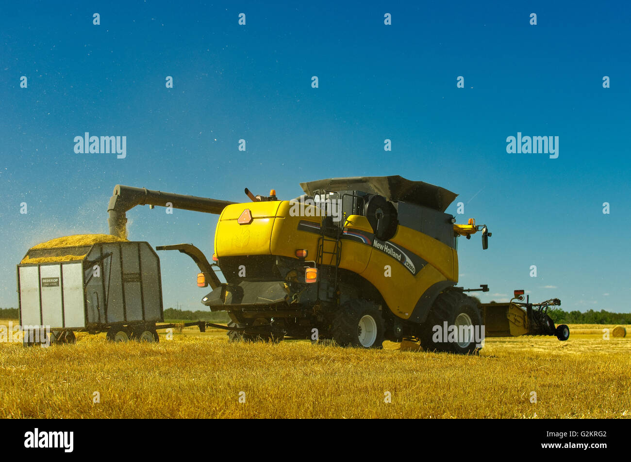 Harvesting 2 row barley hi-res stock photography and images - Alamy